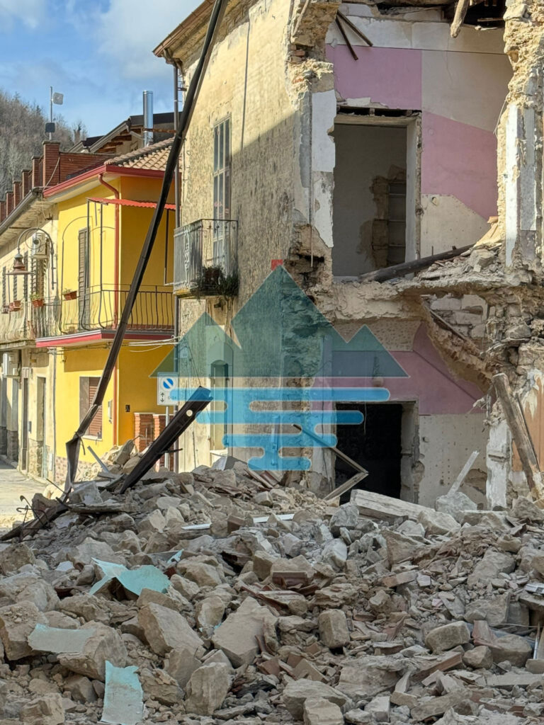 Sessa Cilento, una casa crolla ed invade la carreggiata. Tragedia sfiorata